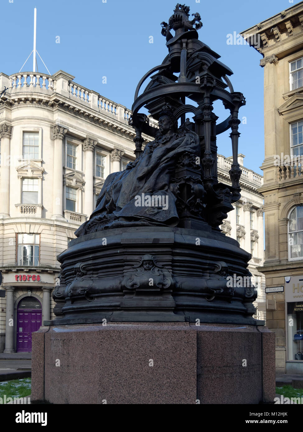 NEWCASTLE UPON TYNE, TYNE AND WEAR/UK - JANUARY 20 : Statue of Queen ...