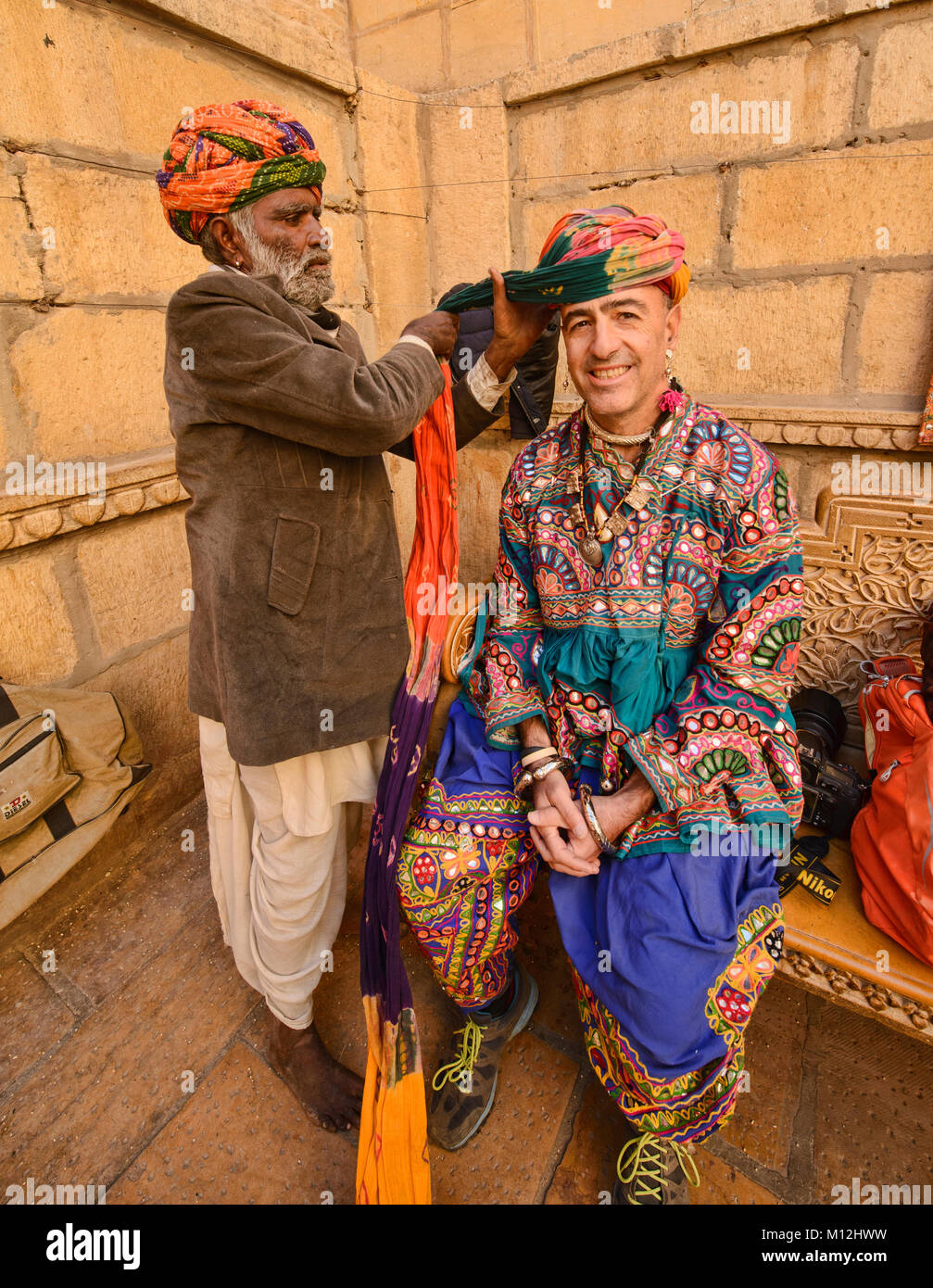 Putting on turbans, Jaisalmer, Rajasthan, India Stock Photo - Alamy