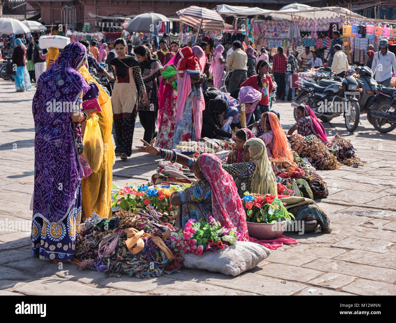 Womens bazaar hi-res stock photography and images - Alamy