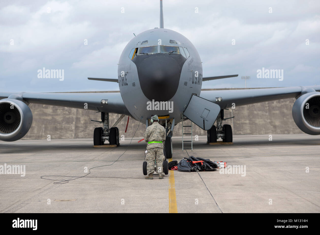 U.S. Air Force KC-135R crew chiefs, from the 909th Aircraft Maintenance ...