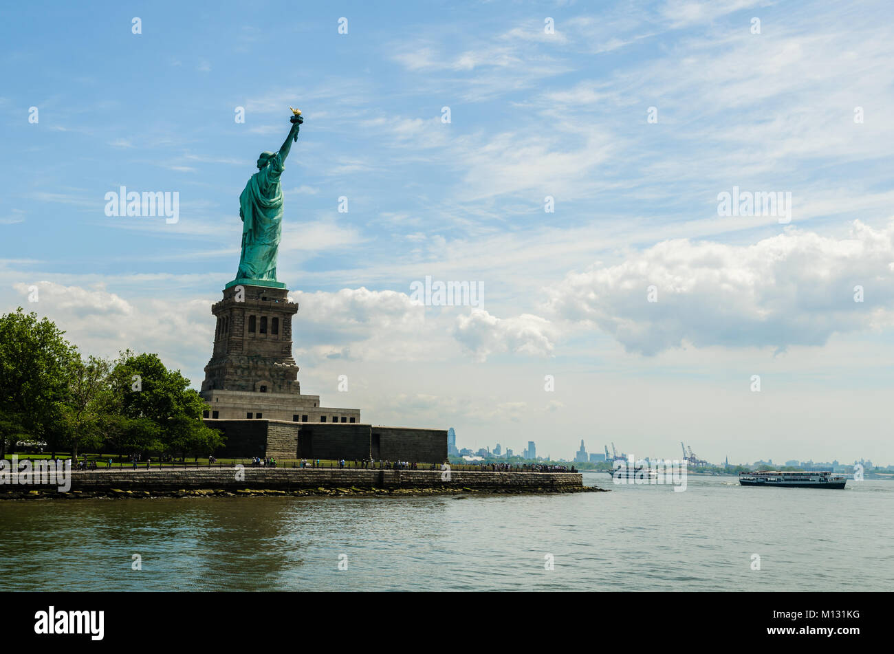 New York, USA: The statue of Liberty and the Liberty Island harbor in ...