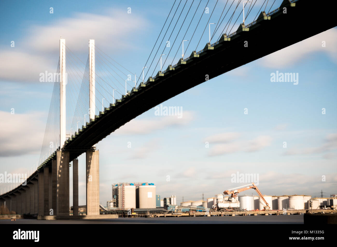 Uk london qe2 bridge hi-res stock photography and images - Alamy