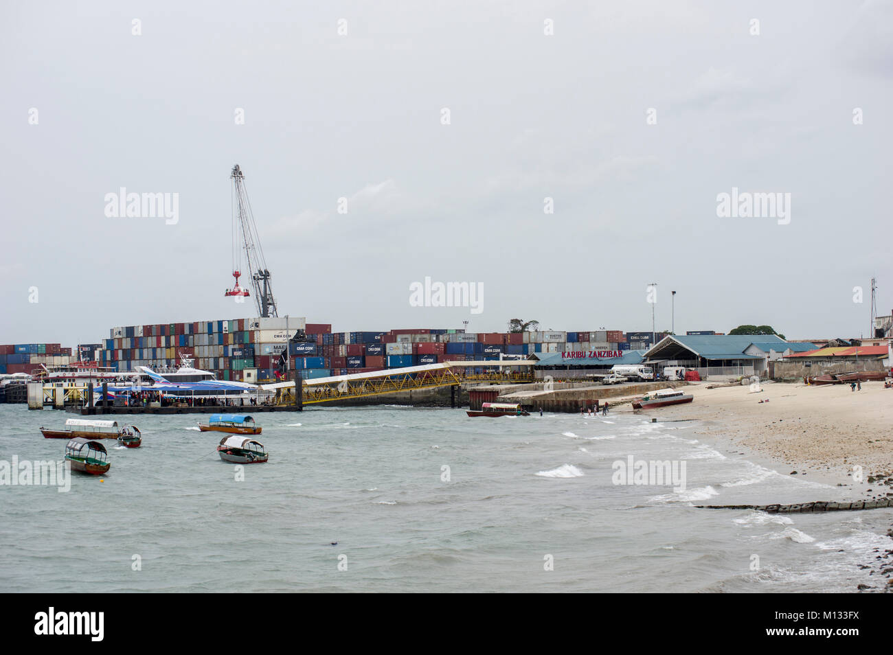 Non container ships loading hi-res stock photography and images - Alamy