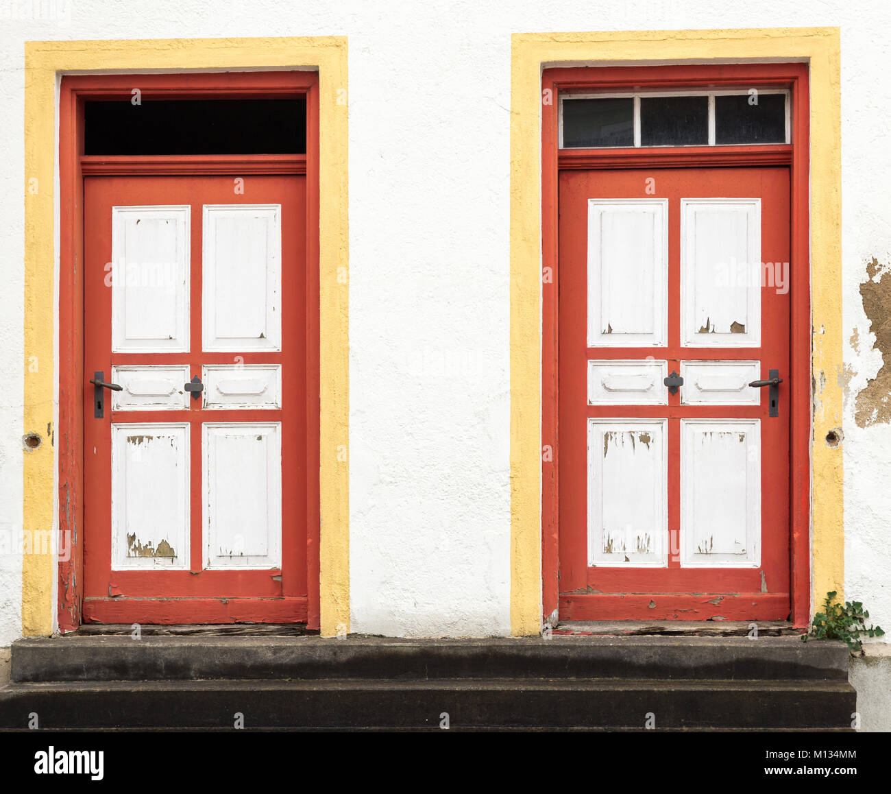Rotten doors hi-res stock photography and images - Alamy
