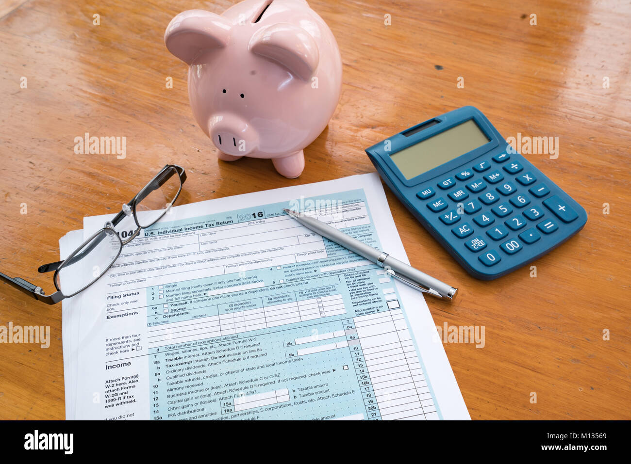 1040 income tax form hi-res stock photography and images - Alamy