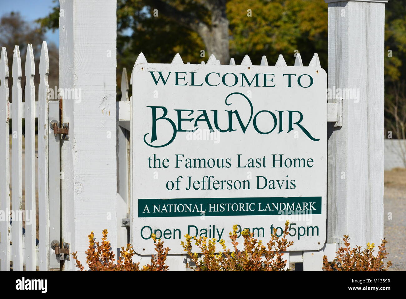 The outside of Beauvoir the last home of Jefferson Davis Stock Photo ...