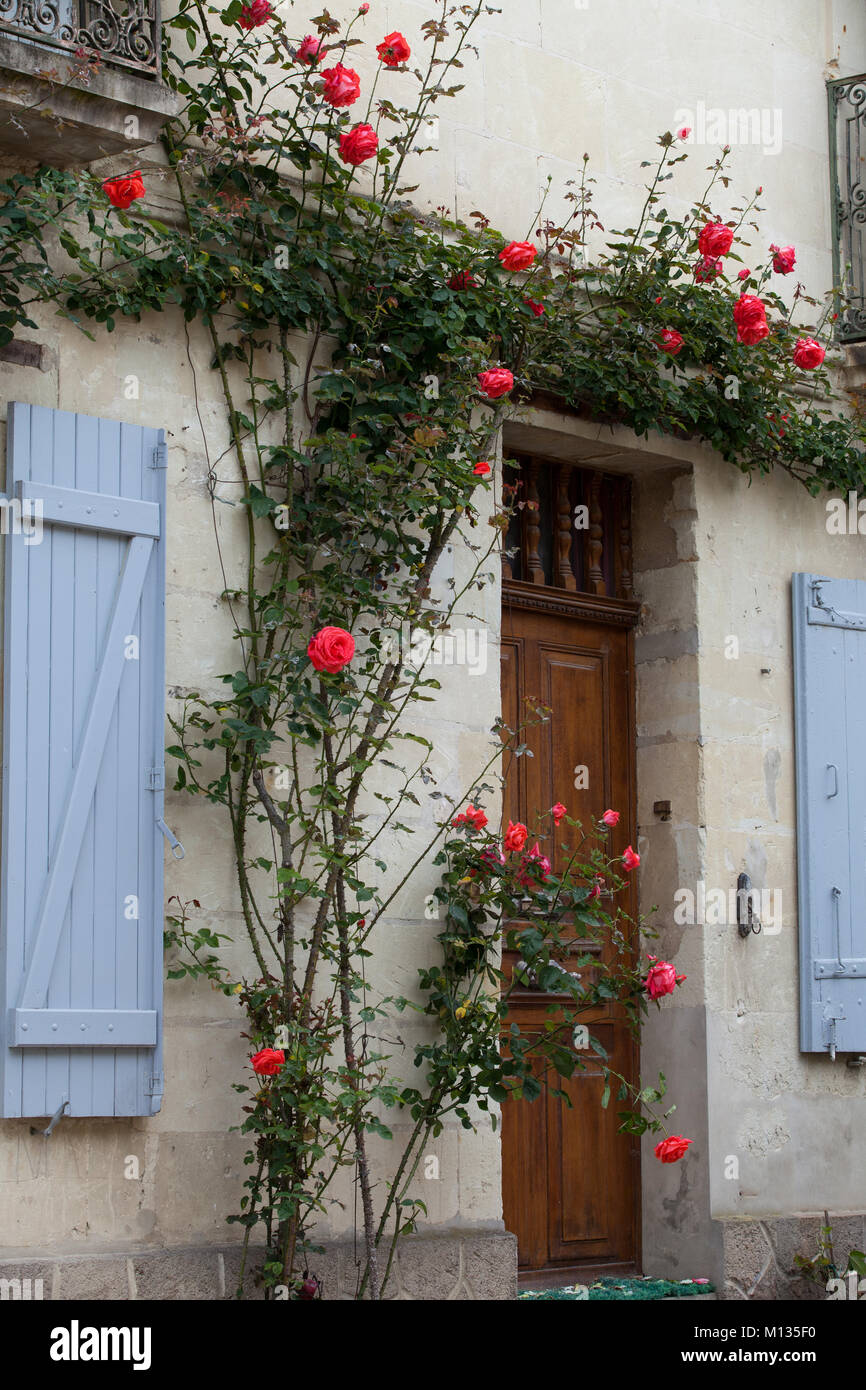 The romantic window with red roses Stock Photo - Alamy