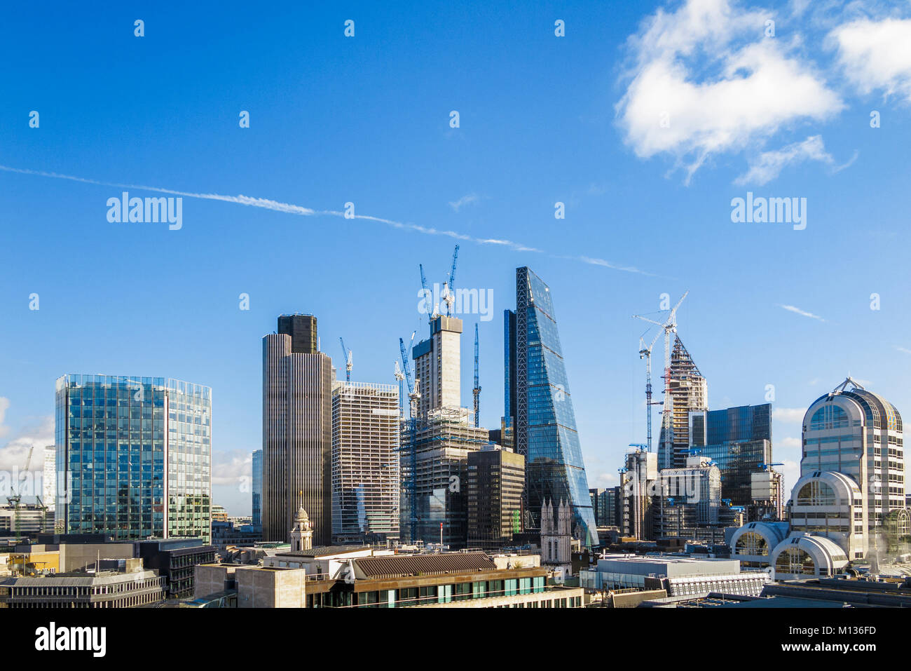 Construction a modern skyscrapers hi-res stock photography and images ...