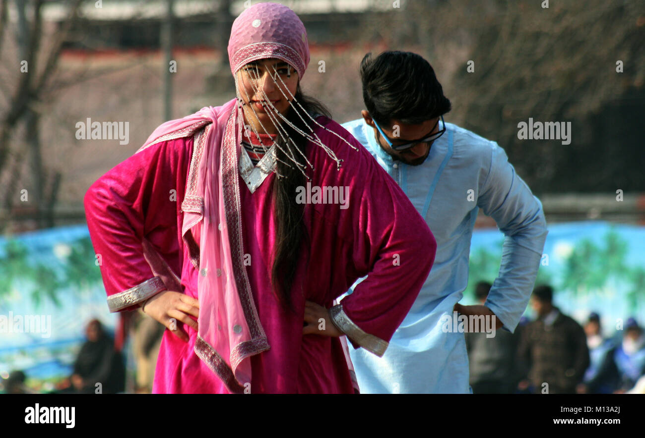 Srinagar, Kashmir. 26th Jan, 2018..A Kashmiri girls dance in a Indian ...