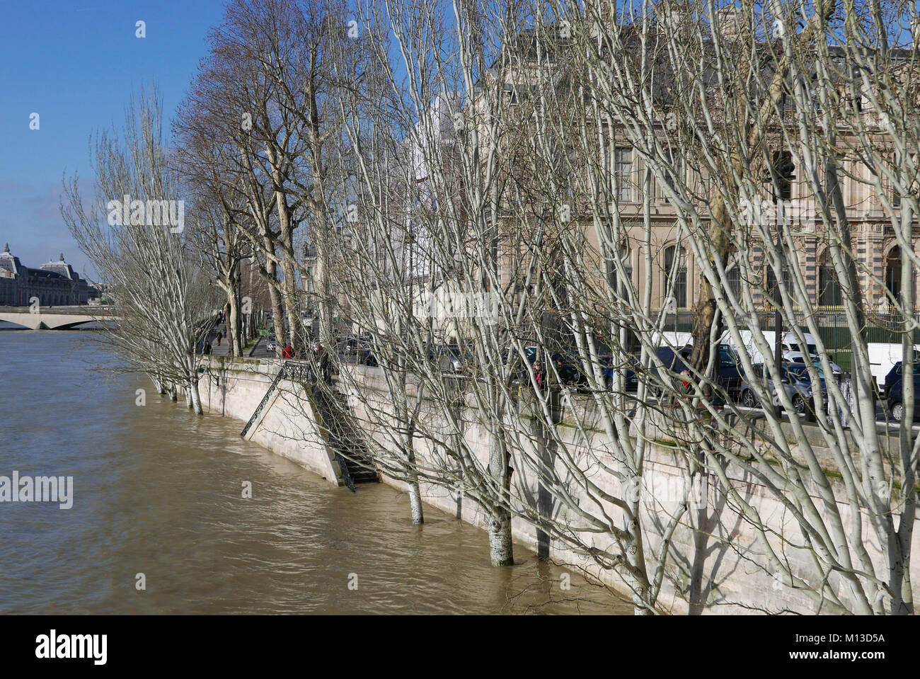 Paris, France. 25th January, 2018. Quai du Louvre, flood of the Seine ...