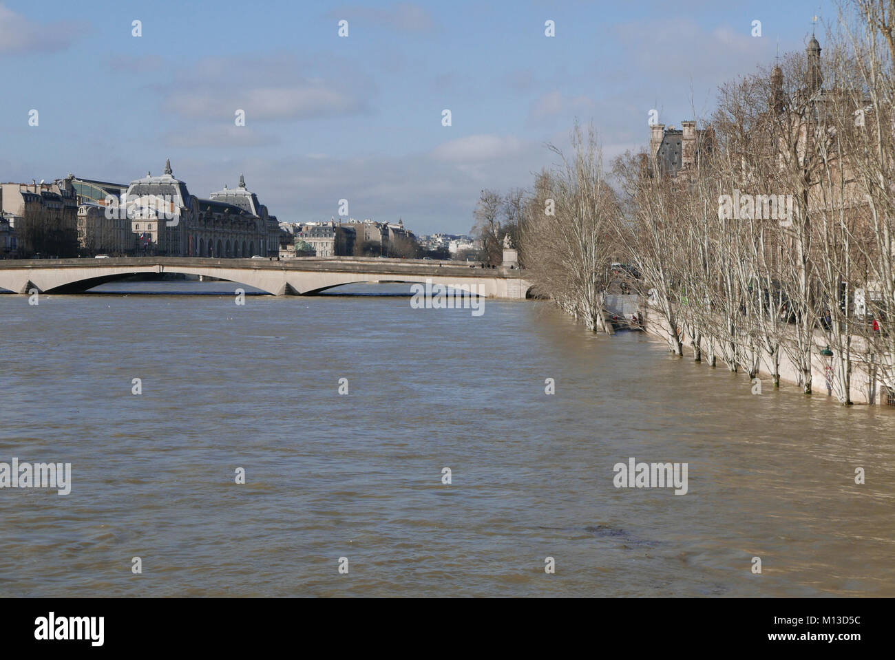 Paris, France. 25th January, 2018. Quai du Louvre, flood of the Seine ...