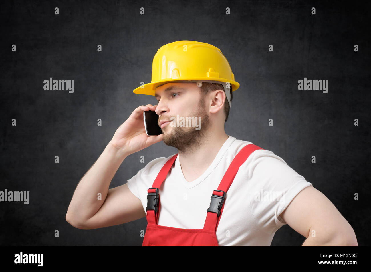 Construction worker using smartphone Stock Photo - Alamy