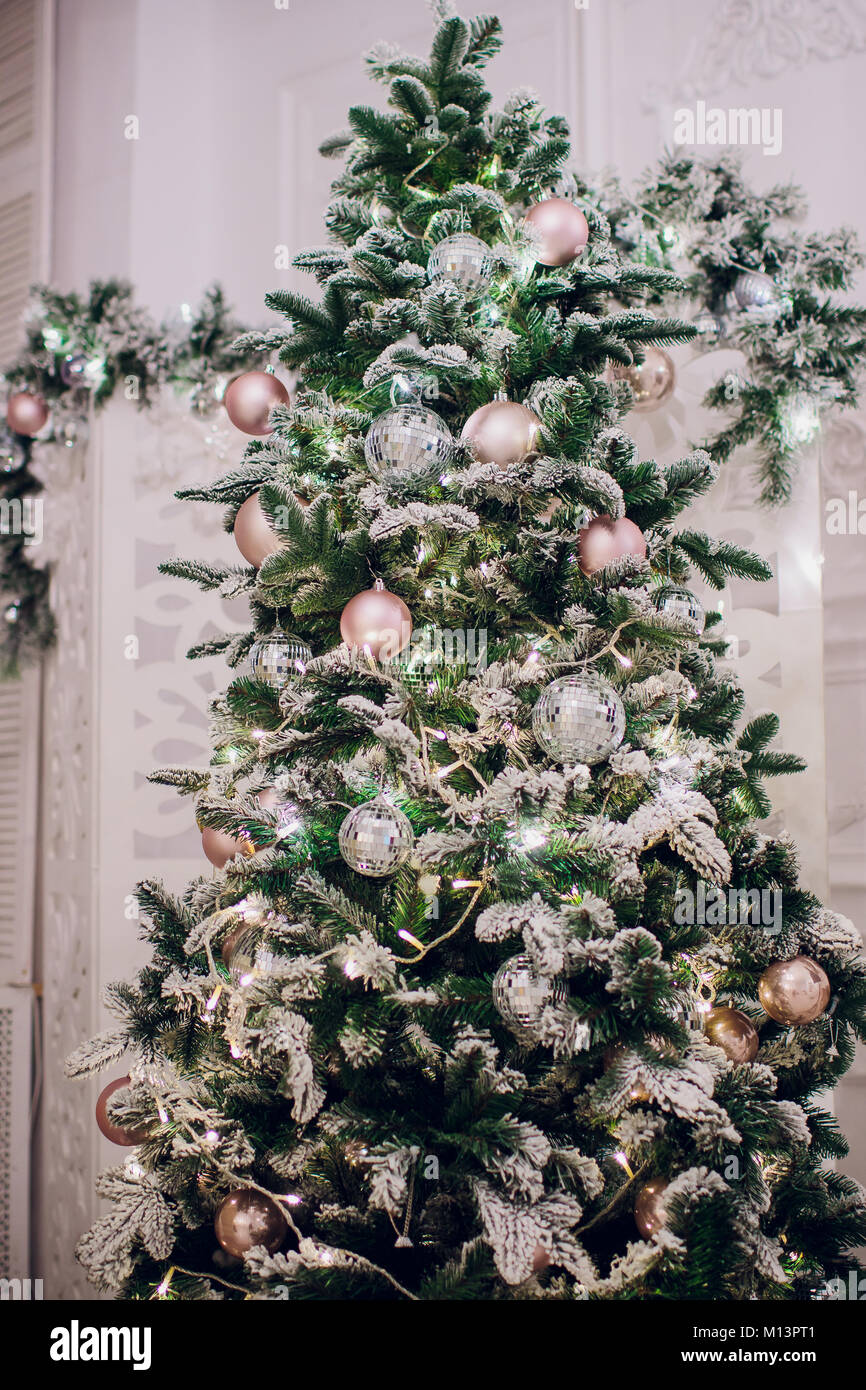 Gold Christmas background of de-focused lights with decorated tree ...