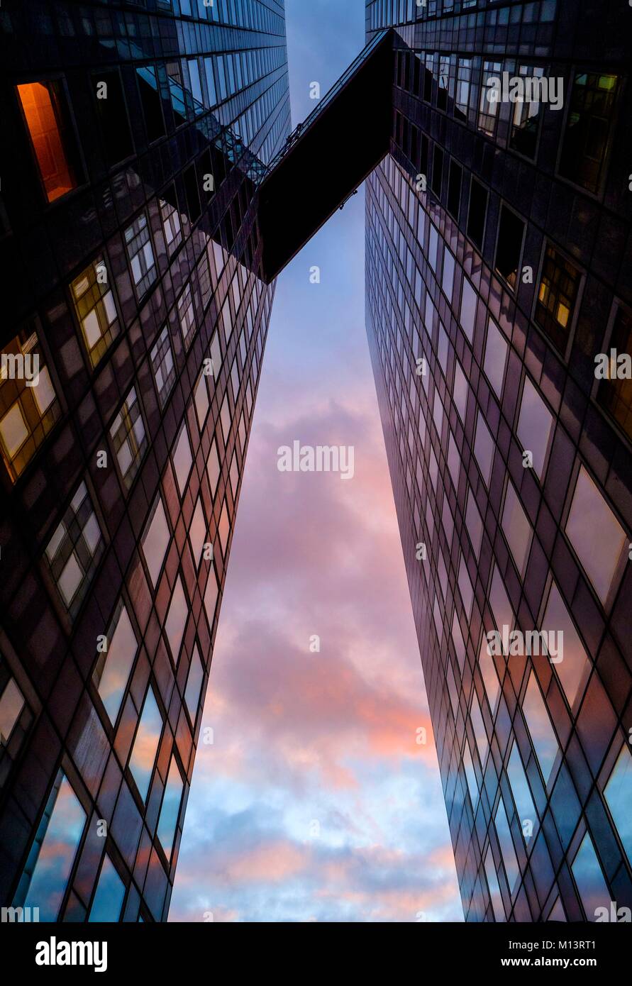 Footbridge between office buildings hi-res stock photography and images ...