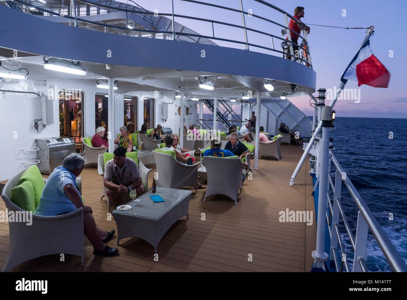 France french polynesia island man hi-res stock photography and images ...