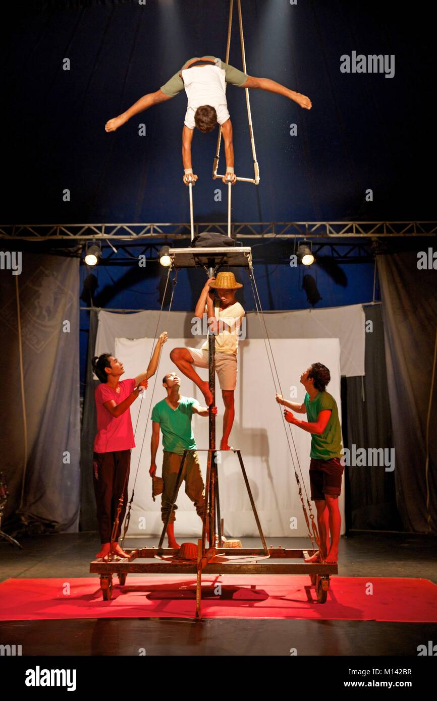 Circus performance hi-res stock photography and images - Alamy