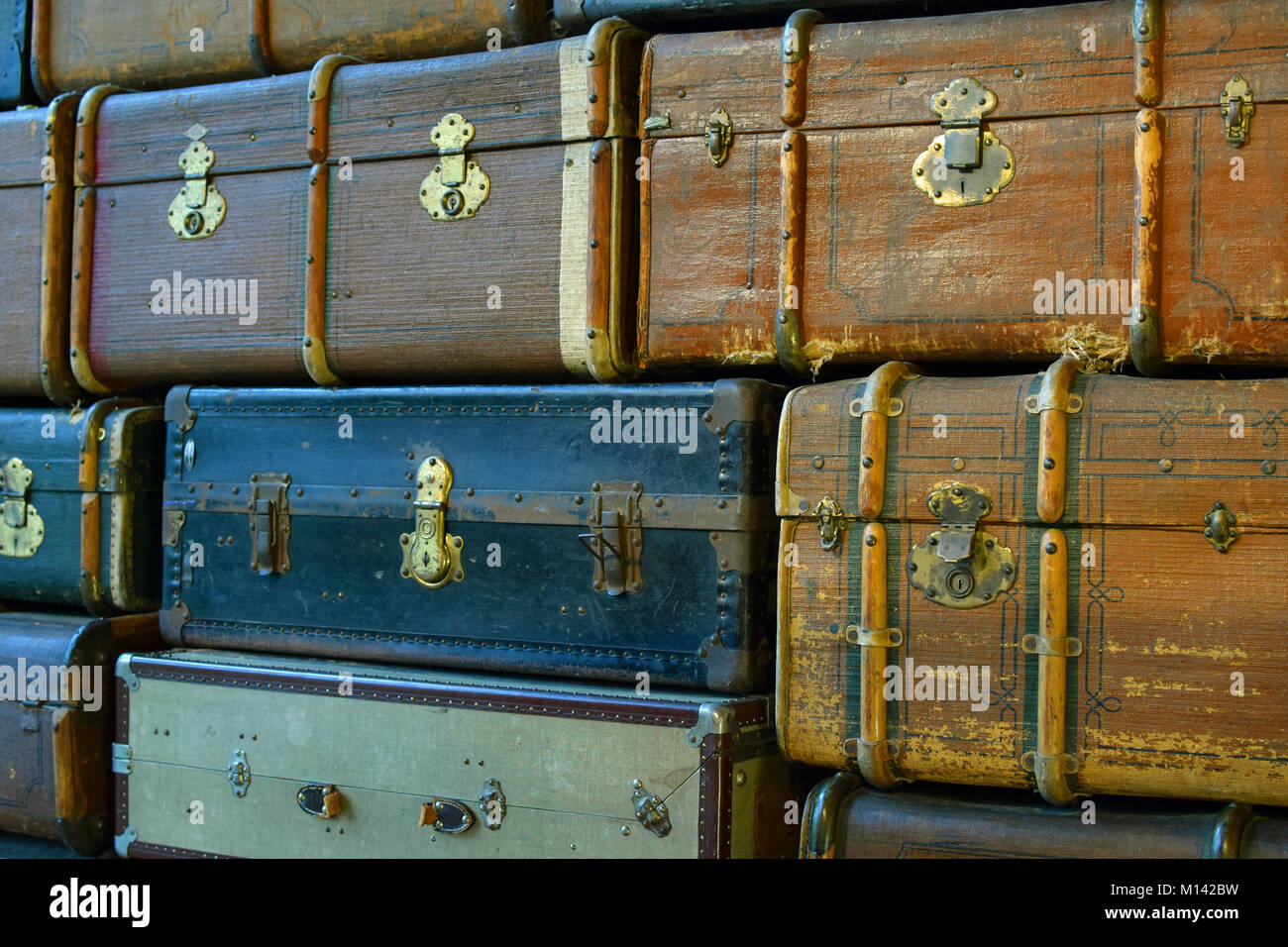 Pile of old vintage suitcases Stock Photo - Alamy