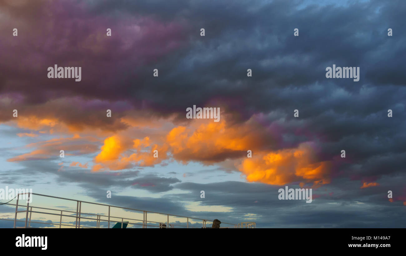 Yellow sun setting down horizon hi-res stock photography and images - Alamy