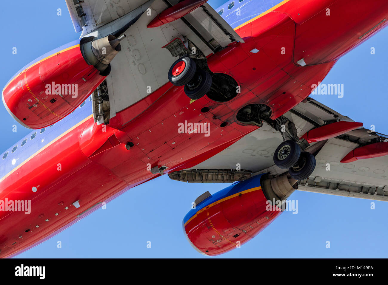 Airplane seen from below landing hi-res stock photography and images ...