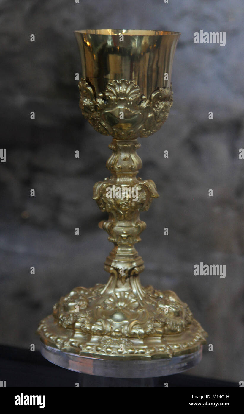 Gold church chalice hi-res stock photography and images - Alamy