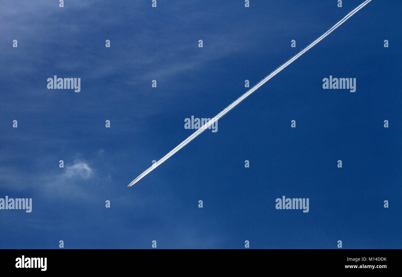 Aeroplanes contrails hi-res stock photography and images - Alamy