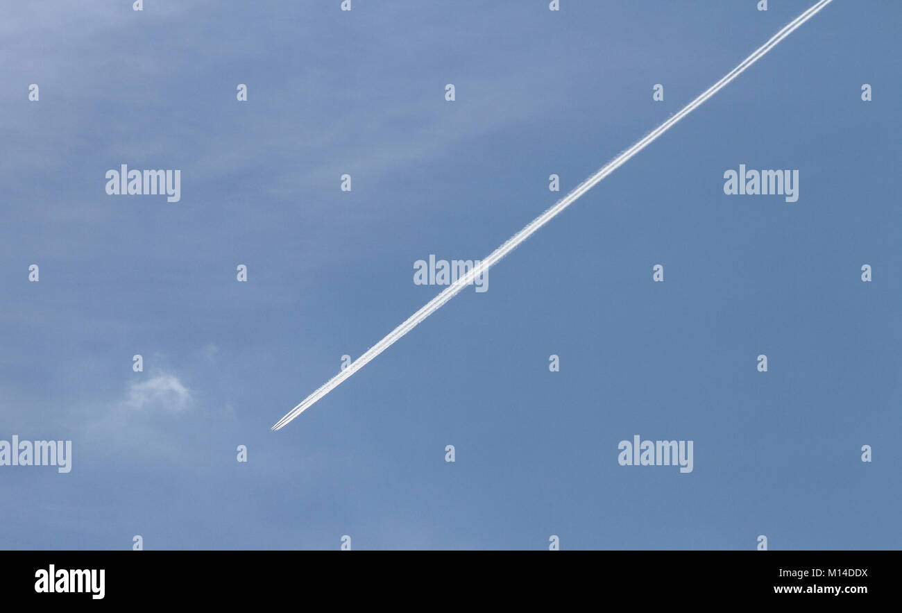 Aeroplanes contrails hi-res stock photography and images - Alamy