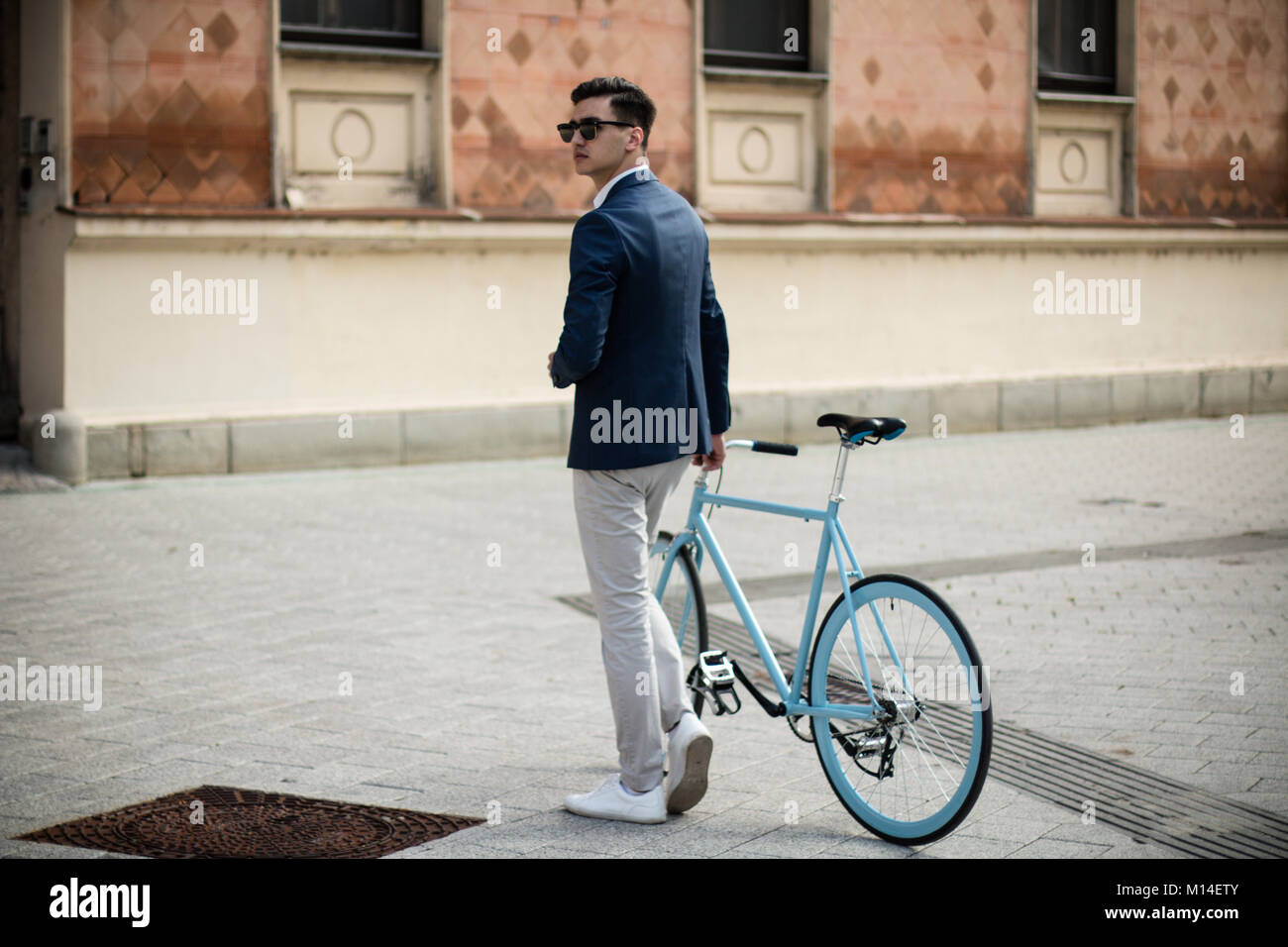 Fashion man elegant street hi-res stock photography and images - Alamy