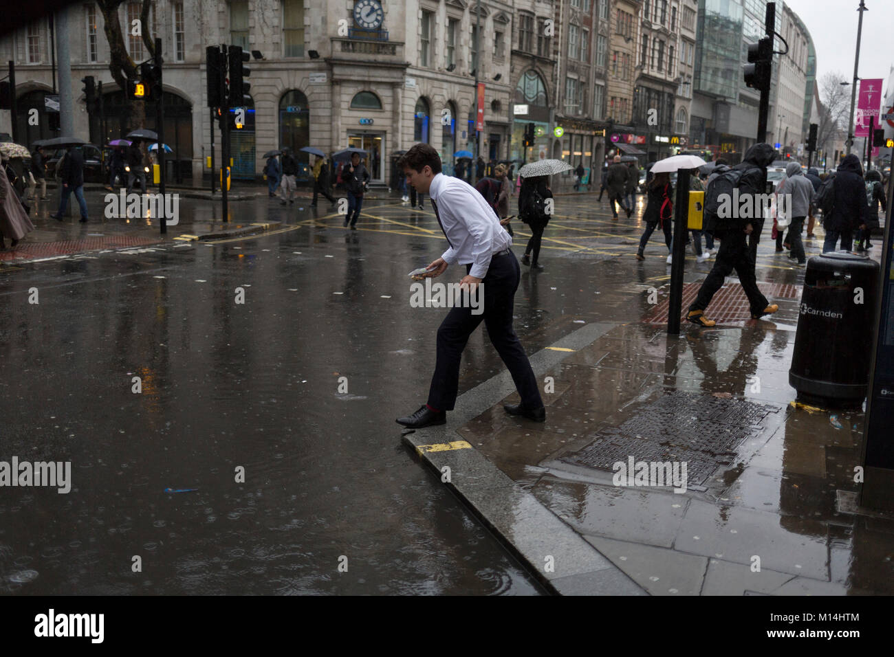 People caught in the rain on oxford street hi-res stock photography and ...