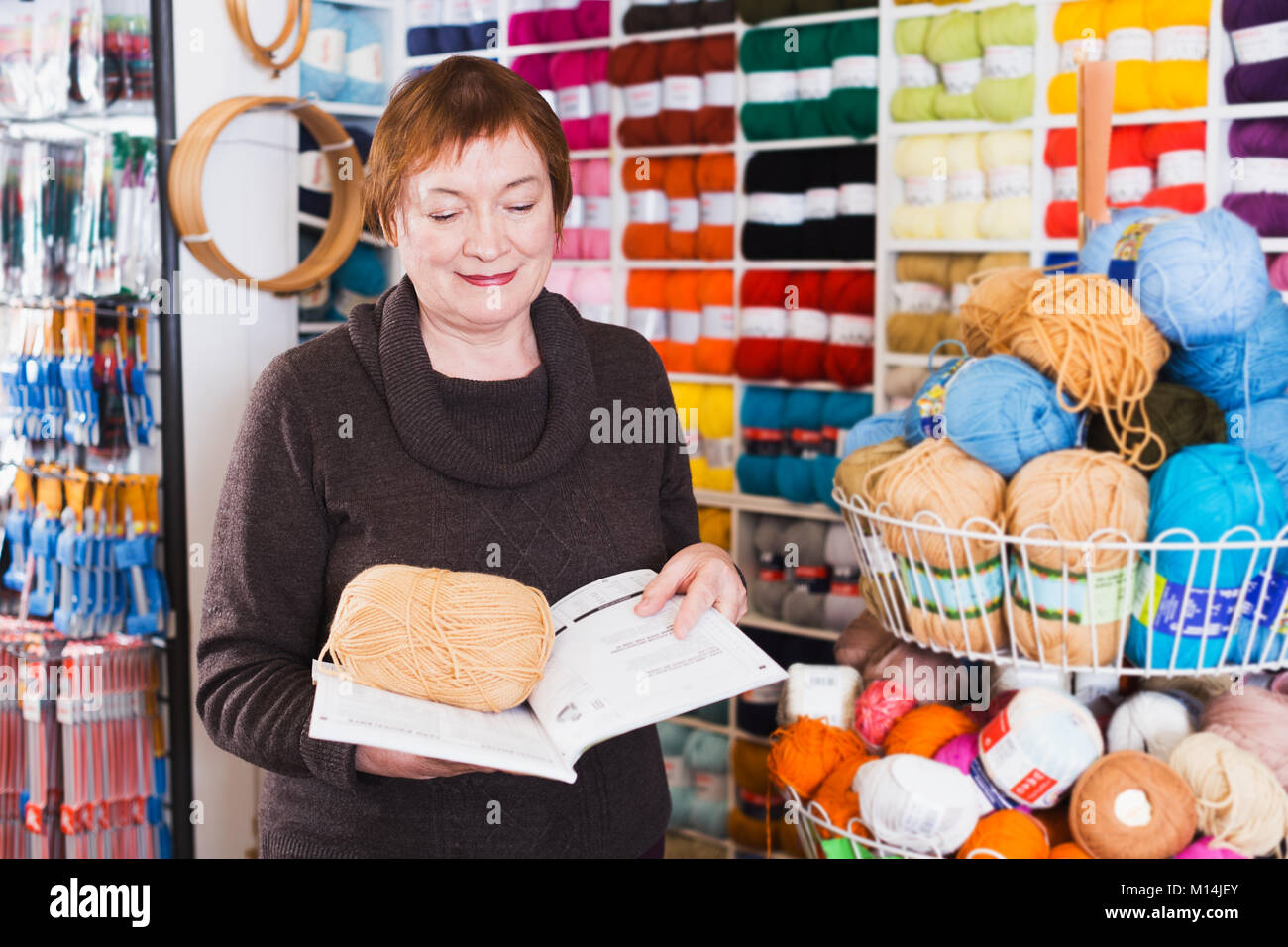 Flipping through magazine hi-res stock photography and images - Alamy