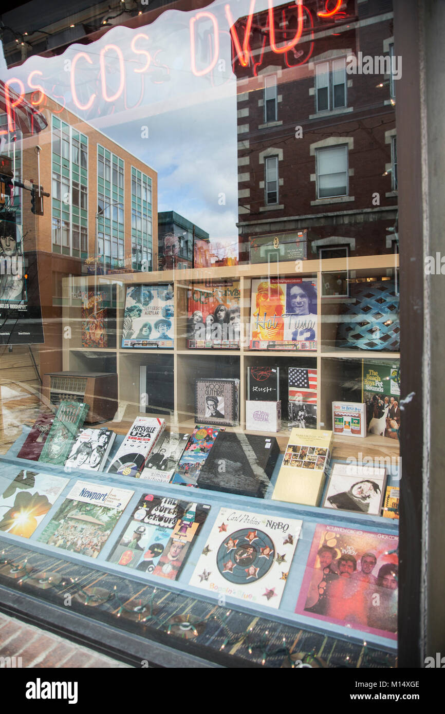 Bookstore window hi-res stock photography and images - Alamy
