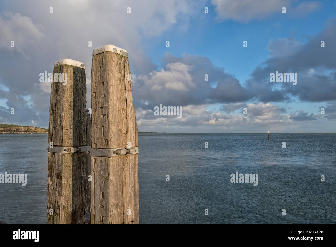 Bollards with mooring rope hi-res stock photography and images - Alamy