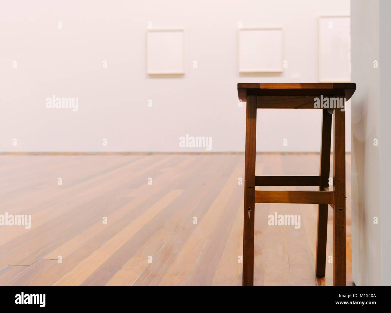 Empty museum wall with bench hi-res stock photography and images - Alamy