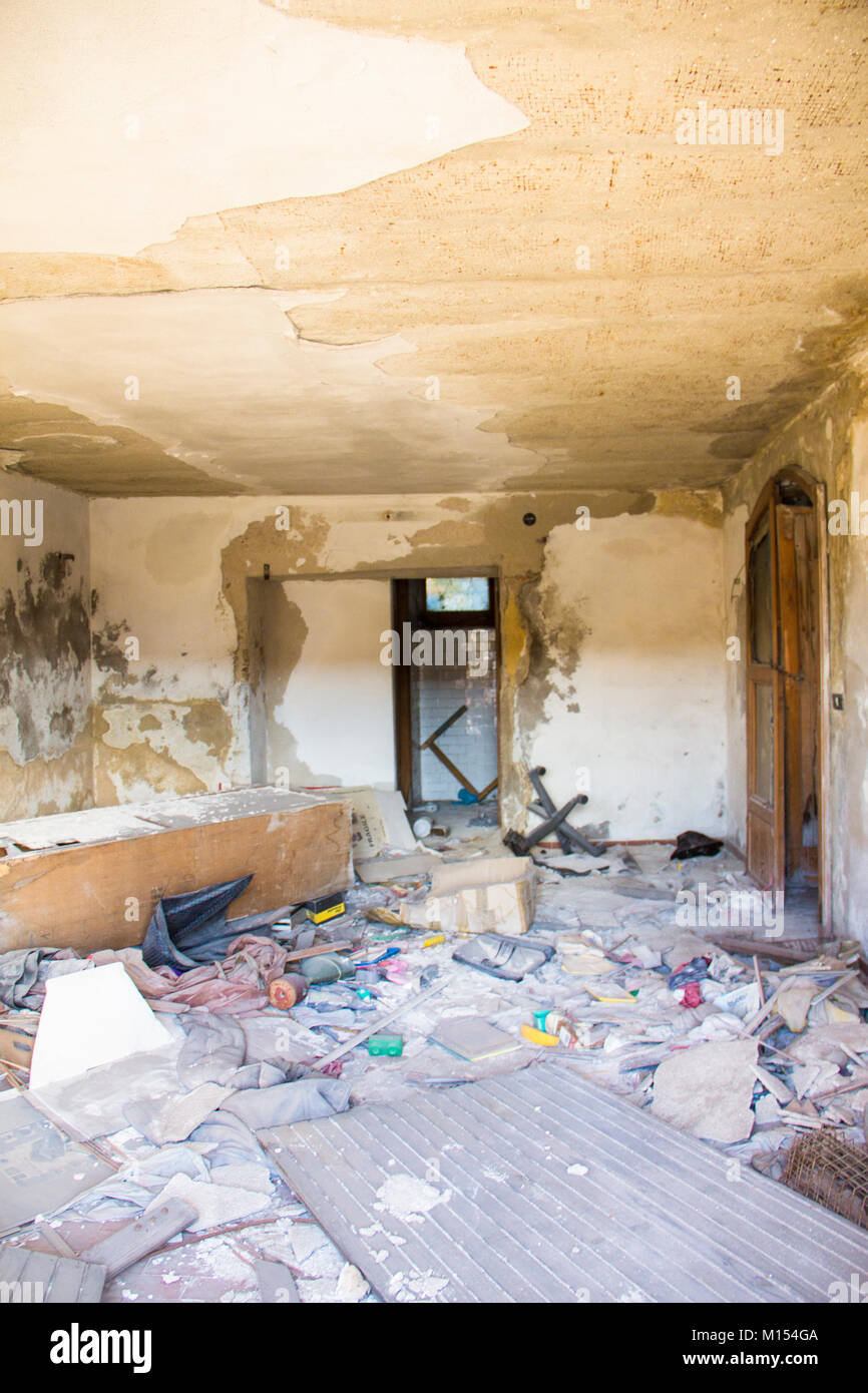 Vandalised abandoned building hi-res stock photography and images - Alamy