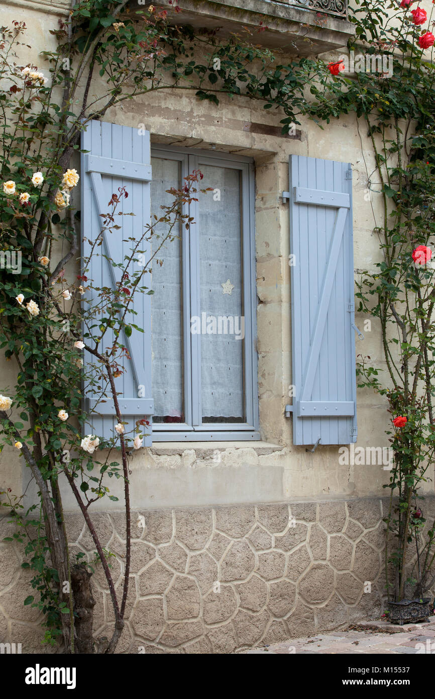 The romantic window with red roses Stock Photo - Alamy