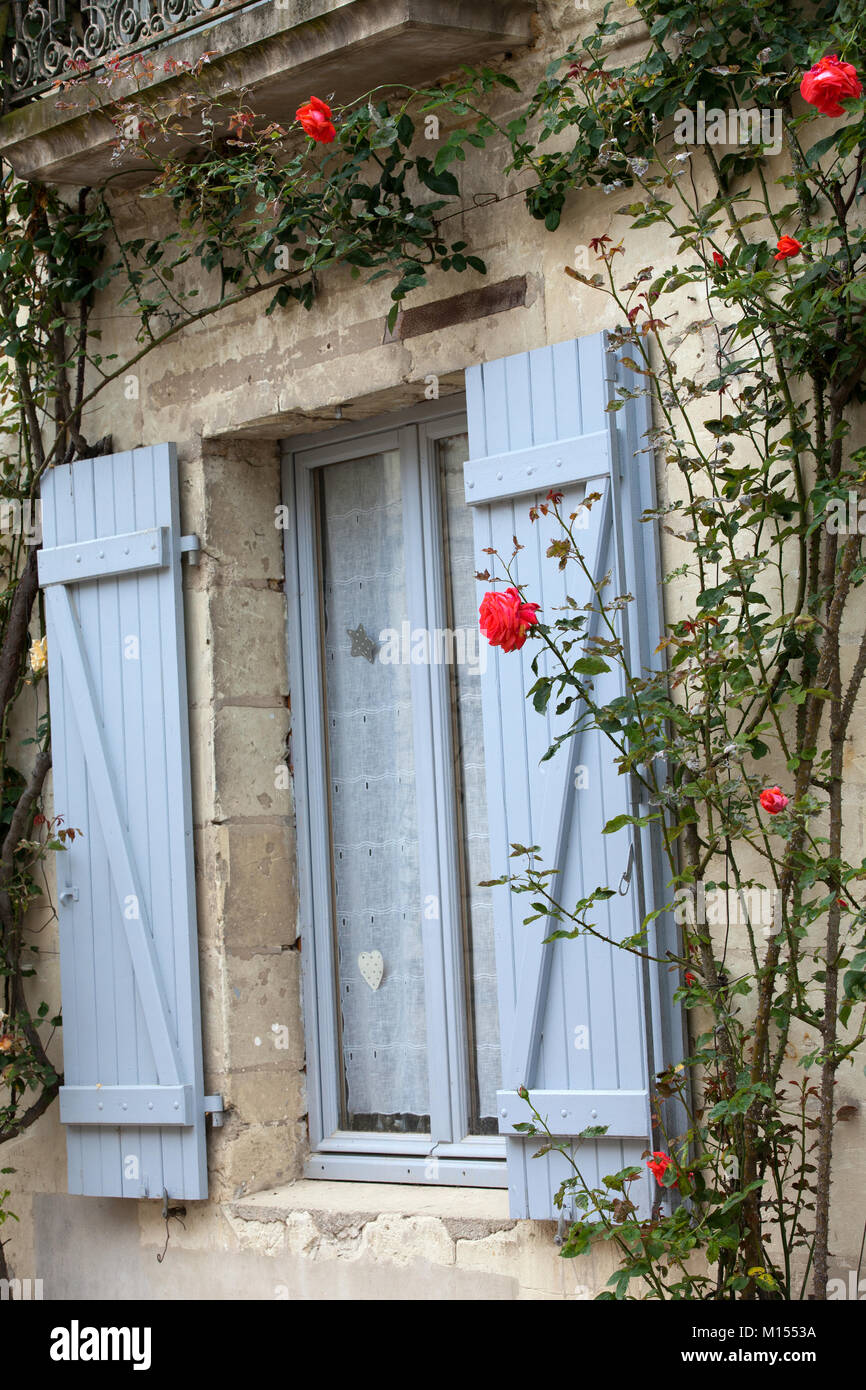 The romantic window with red roses Stock Photo - Alamy