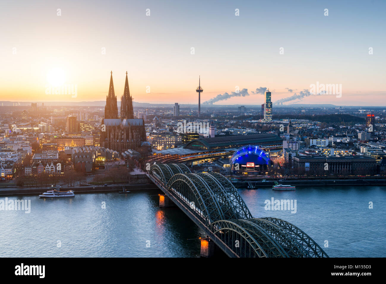 Cologne skyline hi-res stock photography and images - Alamy
