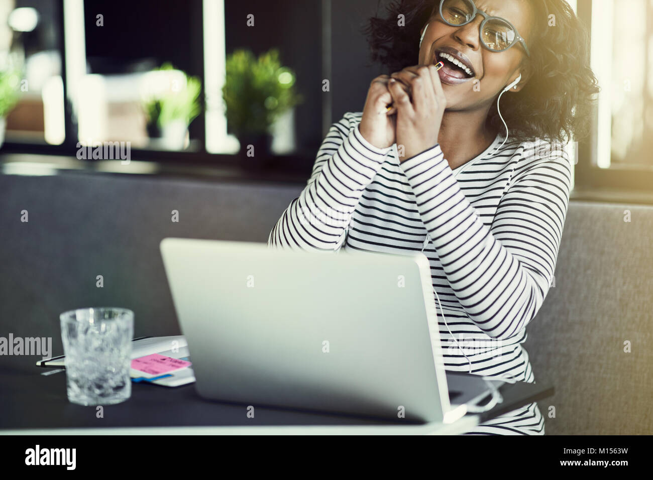 Table laughing hi-res stock photography and images - Alamy