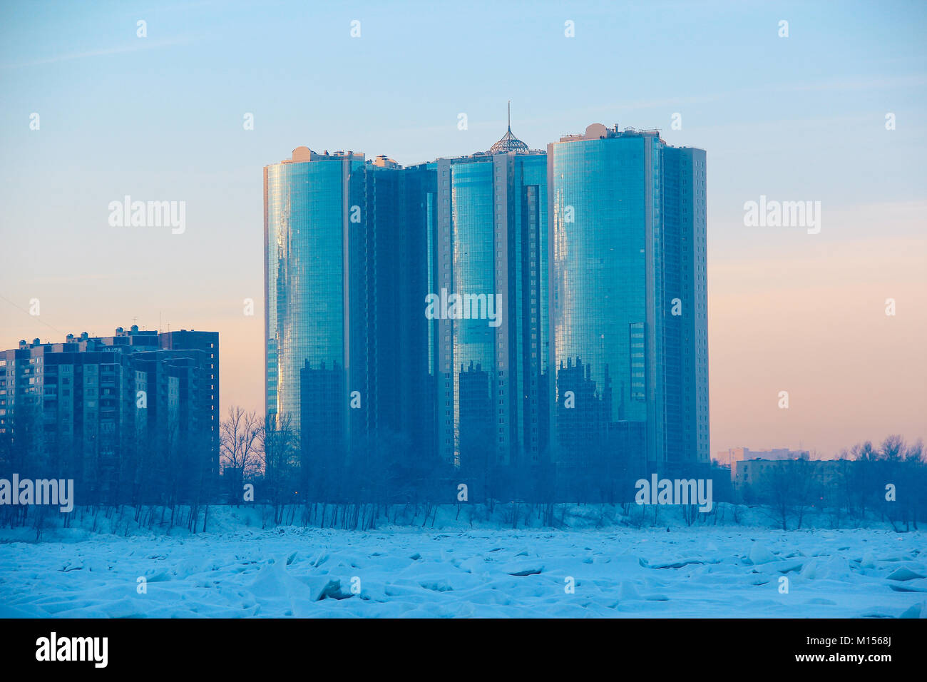 Frozen glass modern architecture hi-res stock photography and images ...
