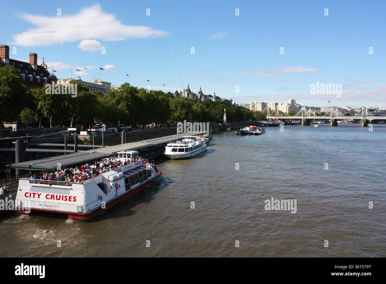 River thames commute hi-res stock photography and images - Alamy