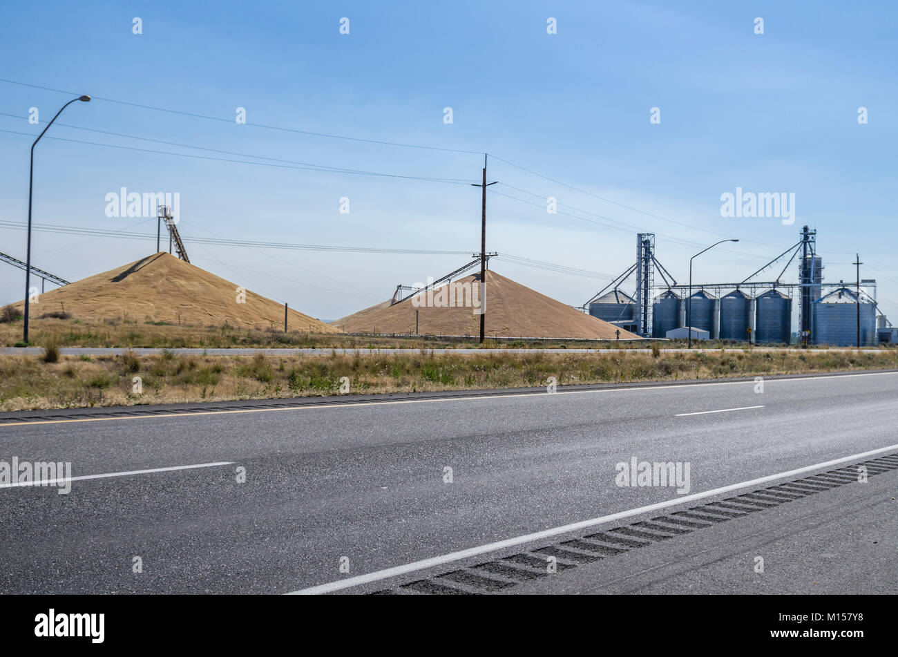 Grain storage and loading facility with silos and conveyors Stock Photo ...