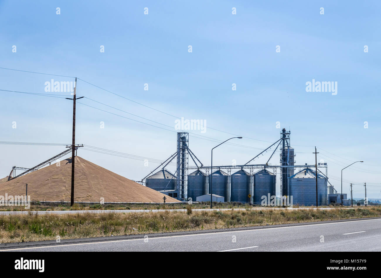 Grain storage and loading facility with silos and conveyors Stock Photo ...