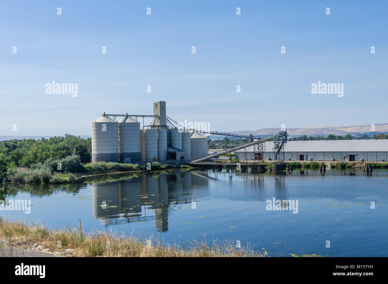 Grain storage and loading facility with silos and conveyors Stock Photo ...