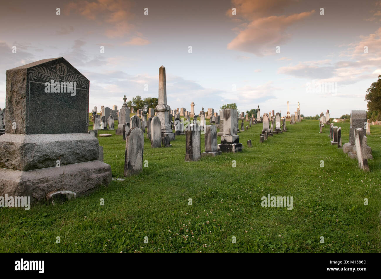 ancient gravestones in rural Pennsylvania cemetery Stock Photo - Alamy