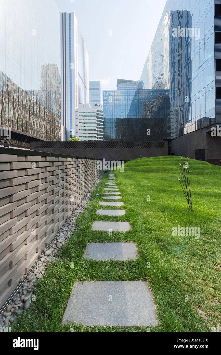 Chengdu Temple House hotel gardens Stock Photo - Alamy