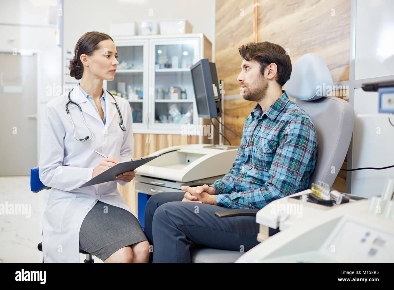 Young patient visiting doctor hi-res stock photography and images - Alamy