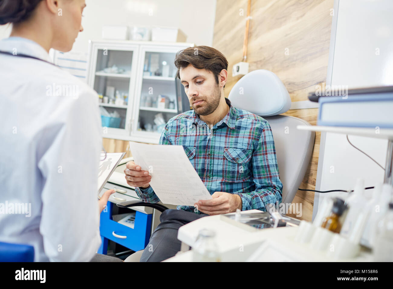Physician woman reading paper hi-res stock photography and images - Alamy