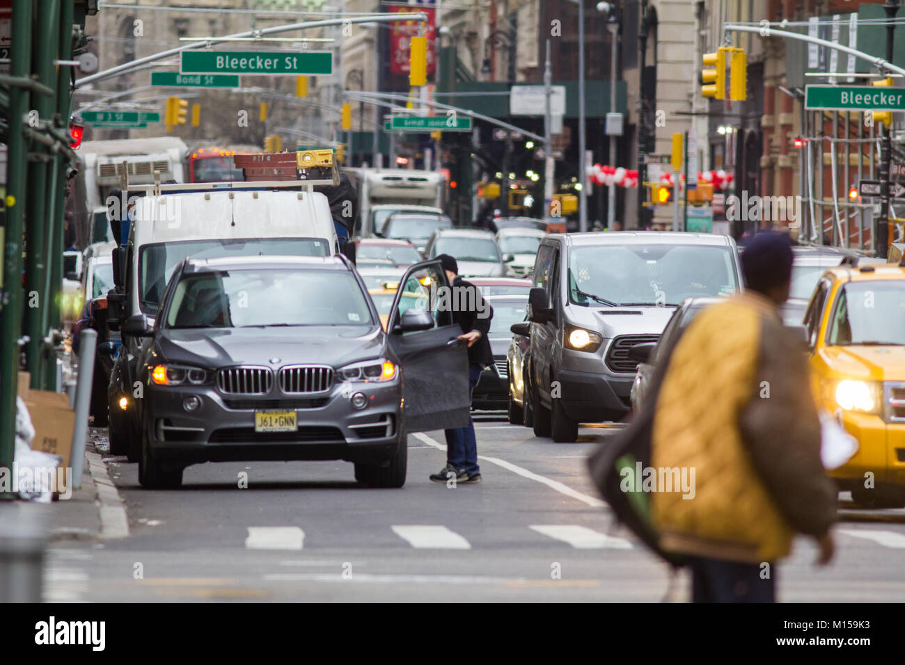 NEW YORK, USA - Decembre 2017: busy road in a big city with lots of ...