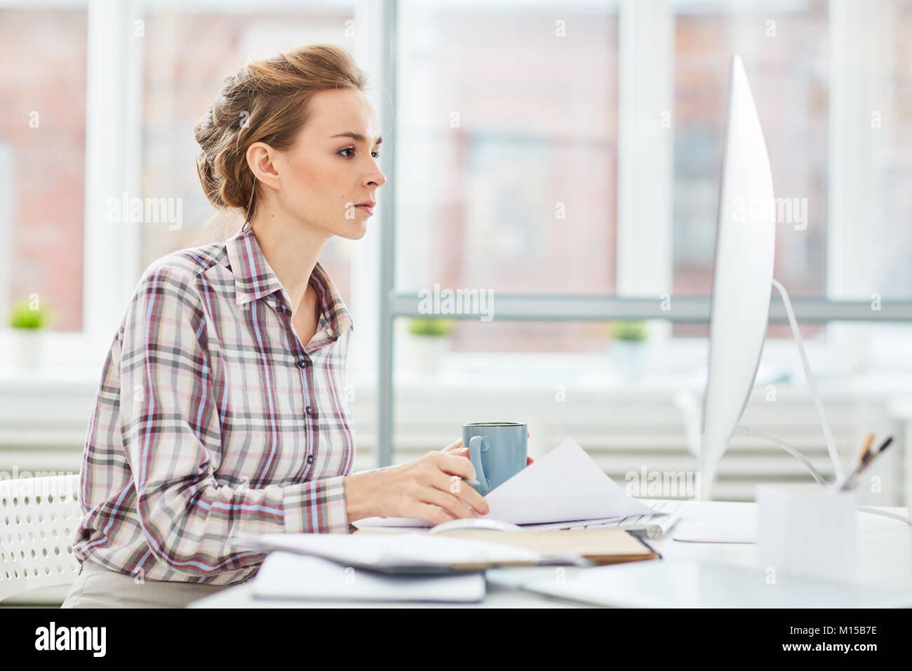 Female web designer hi-res stock photography and images - Alamy