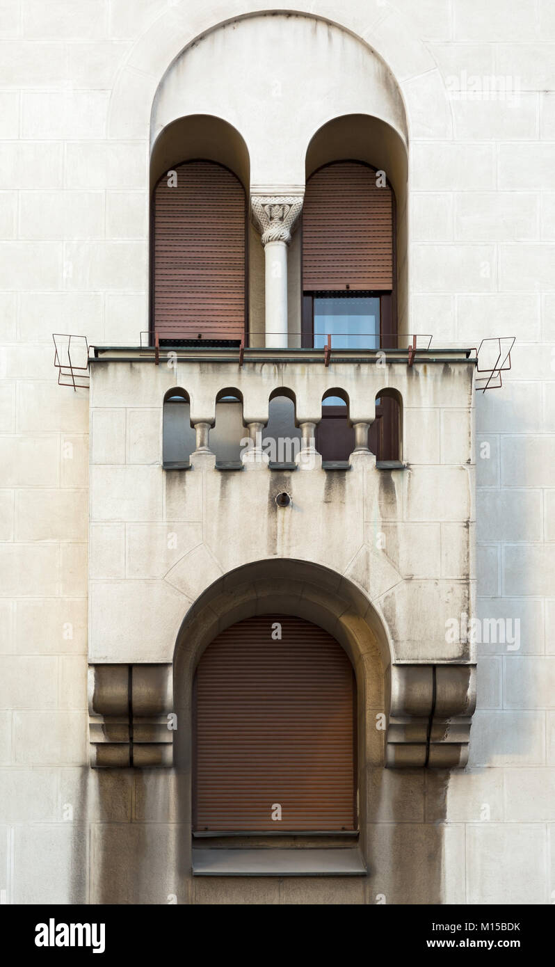 Old windows design hi-res stock photography and images - Alamy