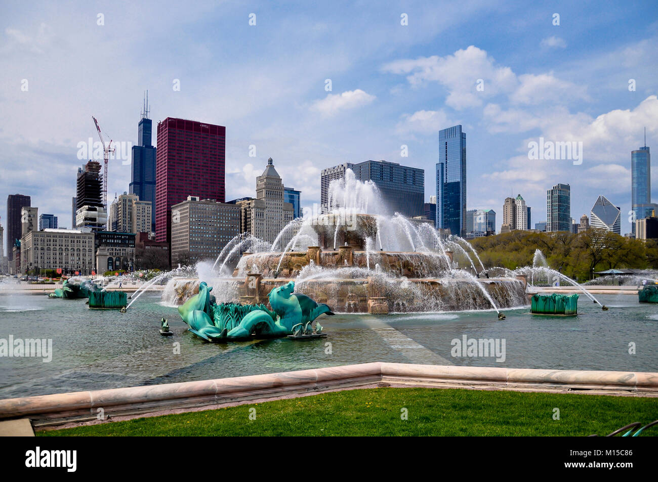 Buckingham Fountain with Chicago skyline in the background Stock Photo ...